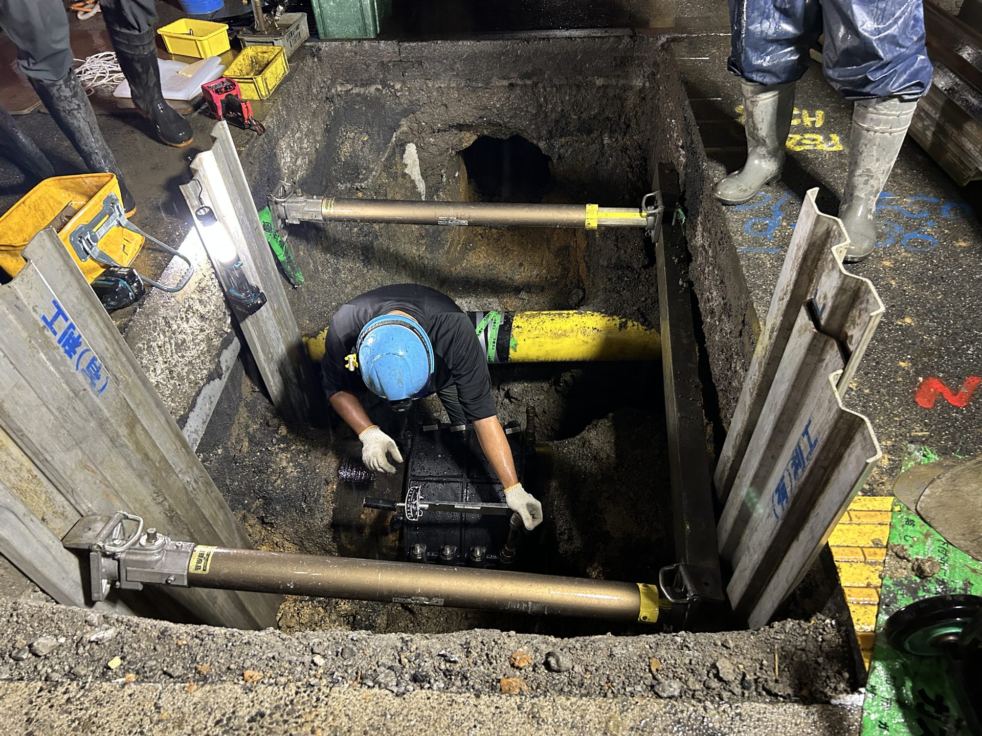 不断水工法にて配水管の分岐を行いました。 北中工業コーポレートサイト